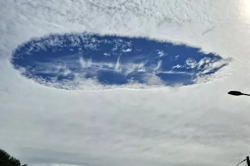 Un trou de Virga, un nuage rare impressionnant, aperçu dans le ciel de ...