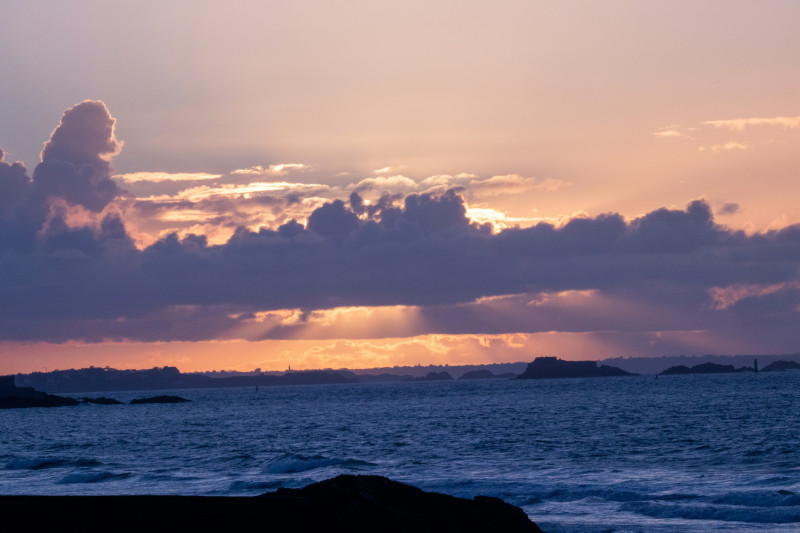 Bretagne : soleil timide, averses et vent modéré pour demain